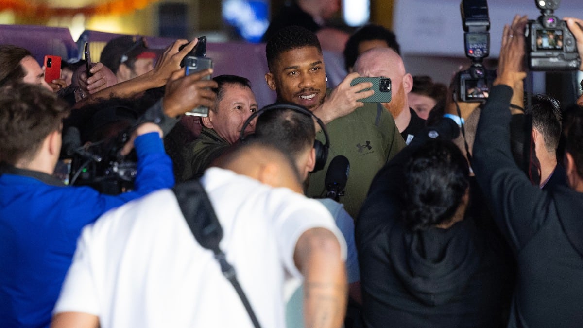 Anthony Joshua counts his blessings and enjoys a boxing first as Dubois ...